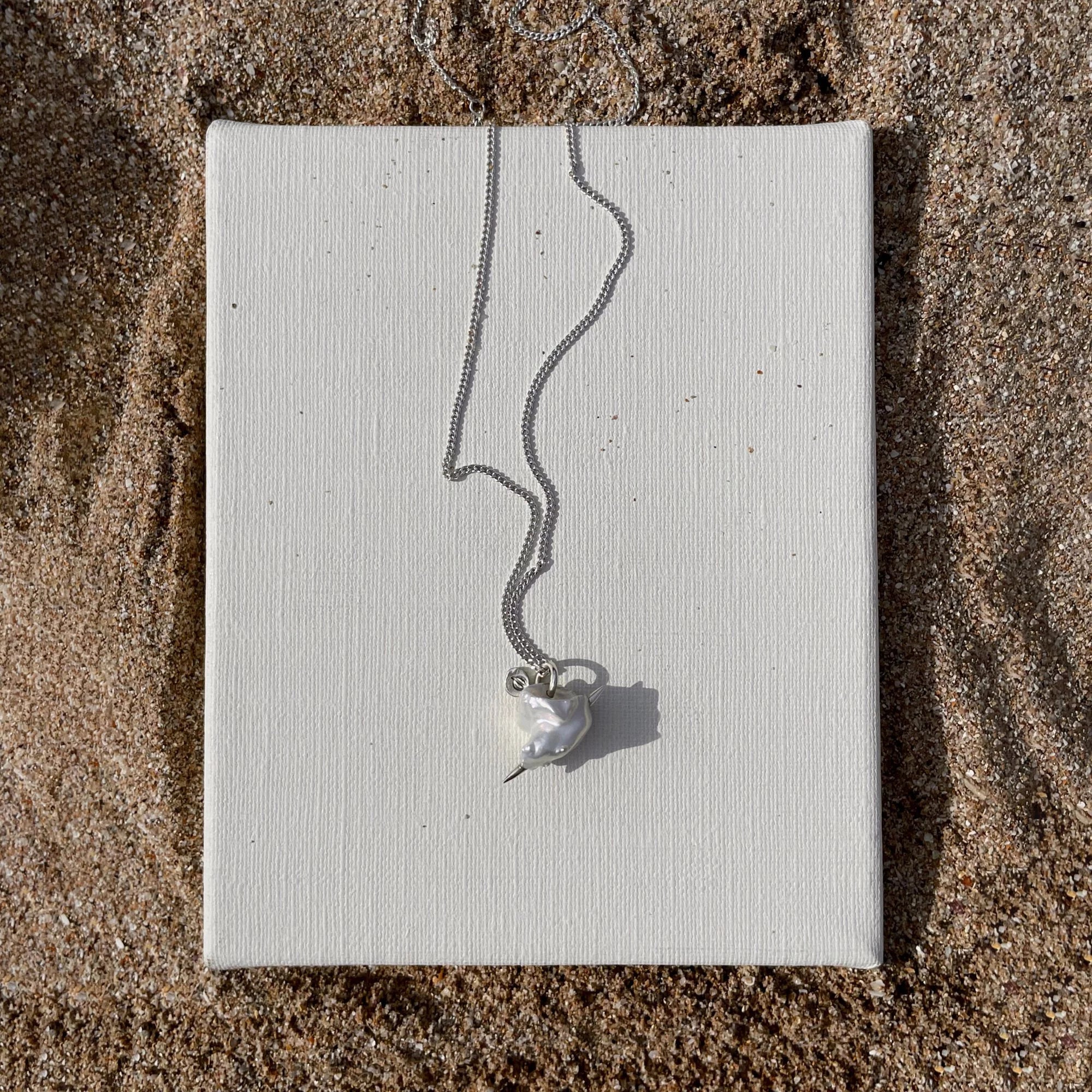 穿刺珍珠項鍊 – PROJ-ORNMNT